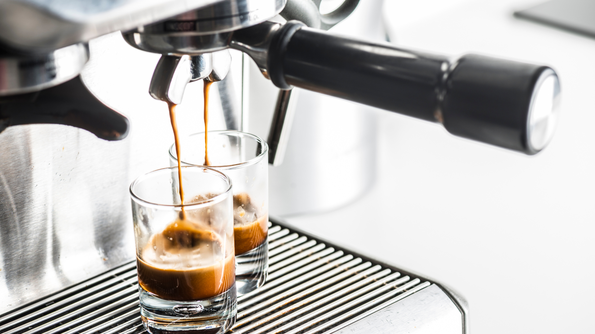 アイスラテの作り方完全ガイド | エスプレッソからフォームミルクまで | Capra Coffee