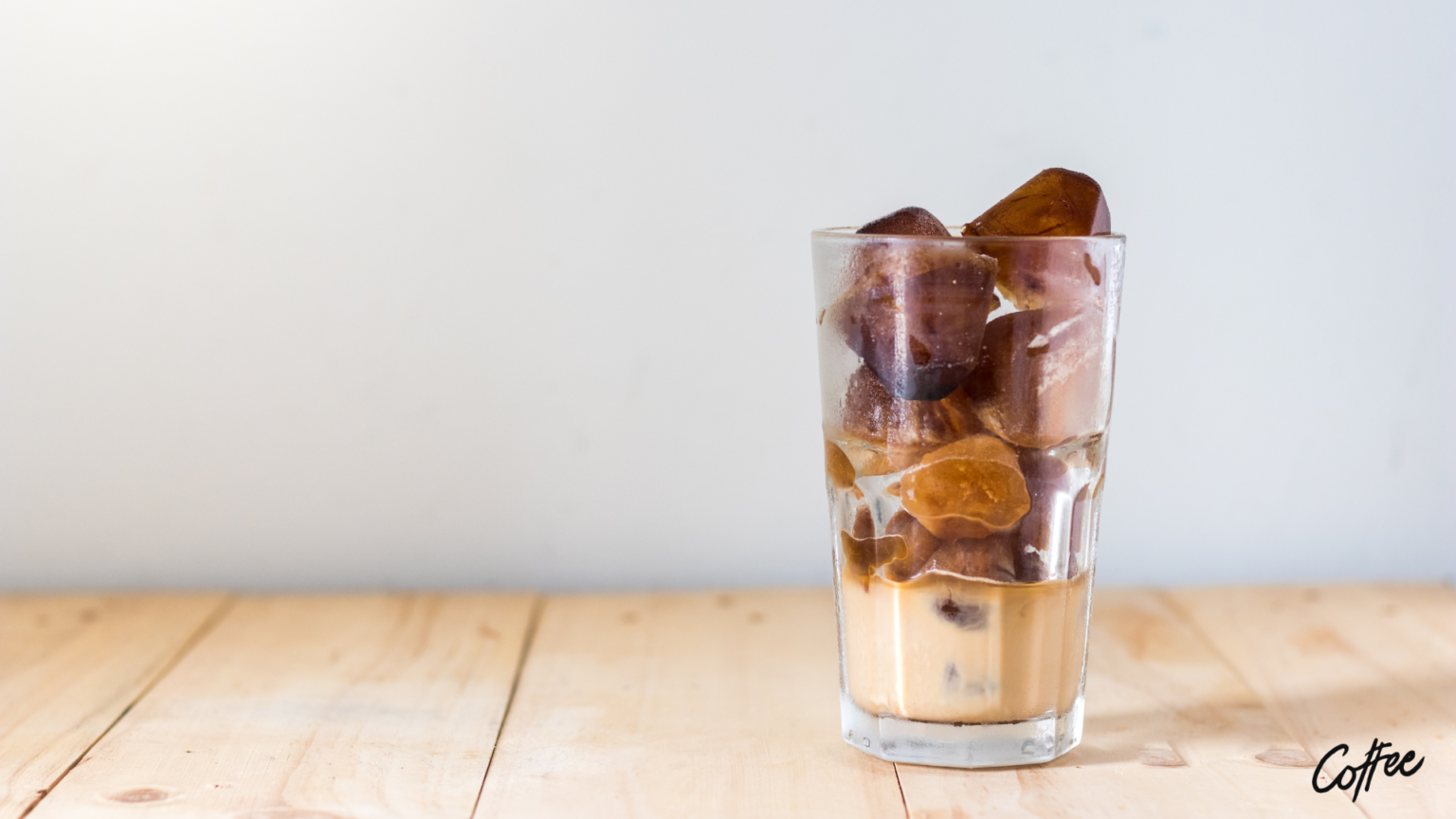 コーヒー氷のドリップでの作り方！アイスコーヒーが薄まらない相性抜群 | Capra Coffee